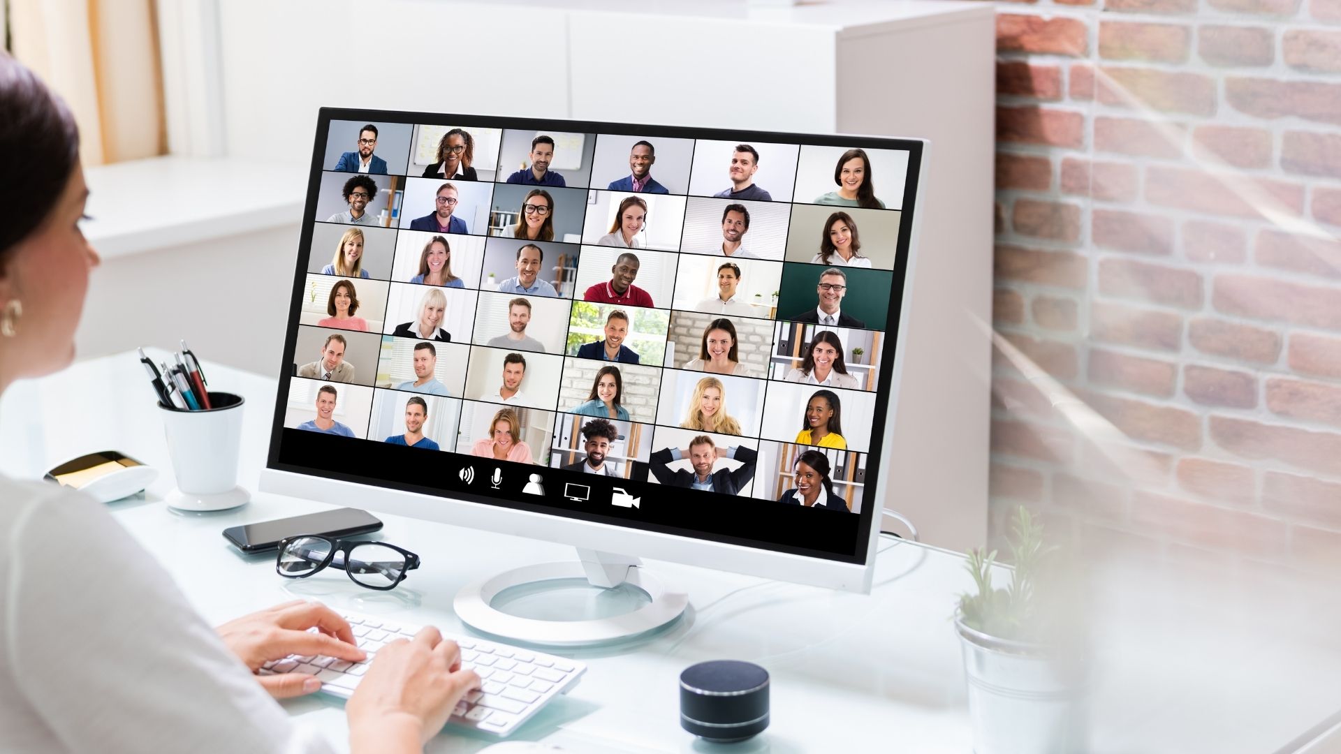 Differences between a Video And Web Conferencing - Aplikabisnis